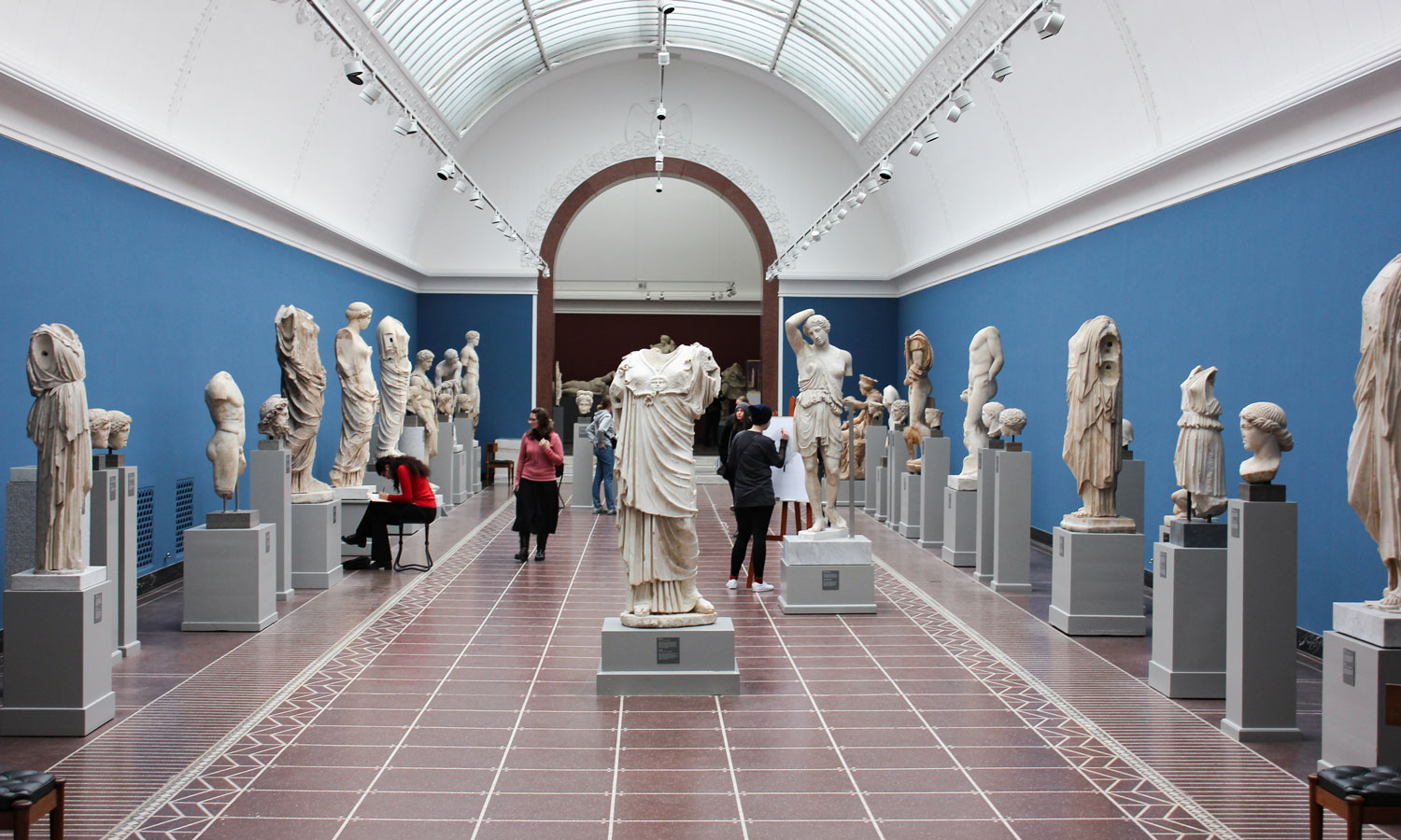 5 Touristy Things You Should Do When Visiting A New Place - The Fresh Toast